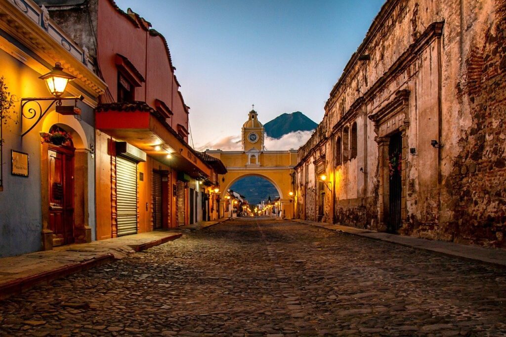 VOLCÁN DE ACATENANGO Y ANTIGUA GUATEMALA 6 DÍAS - Kroa Tour